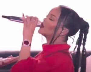 16 Famous Celebrities Wearing Apple Watch - Including a Dog!